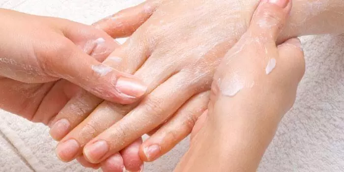 Påfør cremen på håndens hud