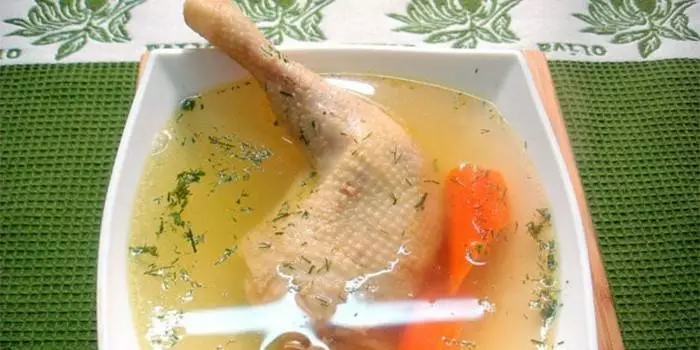 Caldo de pota de pollastre en un plat