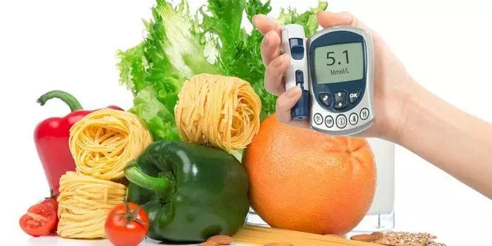 Makanan dan glukometer di tangan