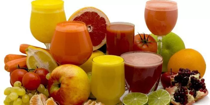 유리잔, 야채 및 과일에 담긴 과일 및 야채 주스