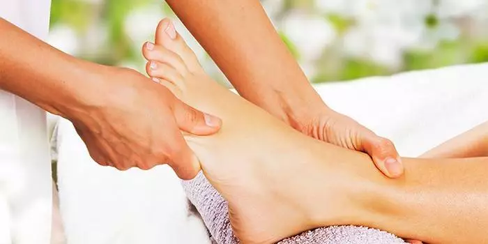 Cô gái được massage chân