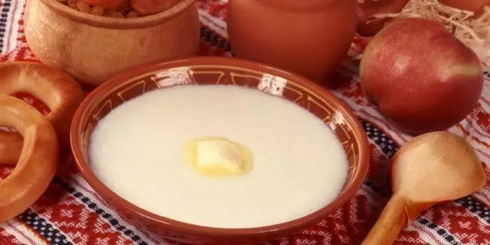 Semolina porridge with milk powder