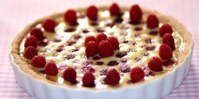 Jellied pie with jam and berries