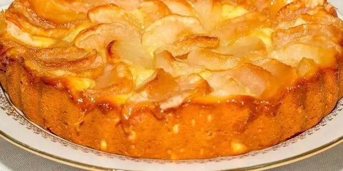 Apple charlotte baked in a slow cooker