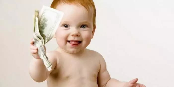 چھوٹا بچہ جس کے ہاتھ میں پیسے ہیں۔