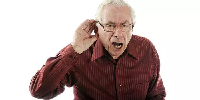 한 노인이 귀에 손바닥을 대고 있다