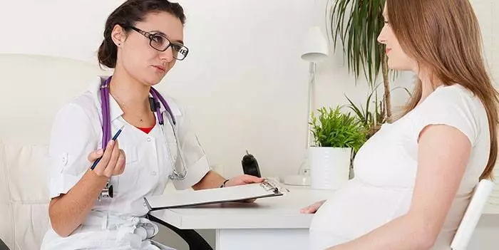 אישה בהריון בפגישת הרופא