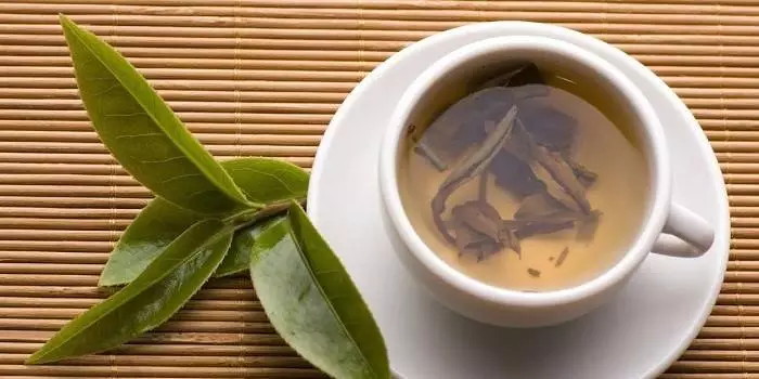 Secangkir teh dan daun salam
