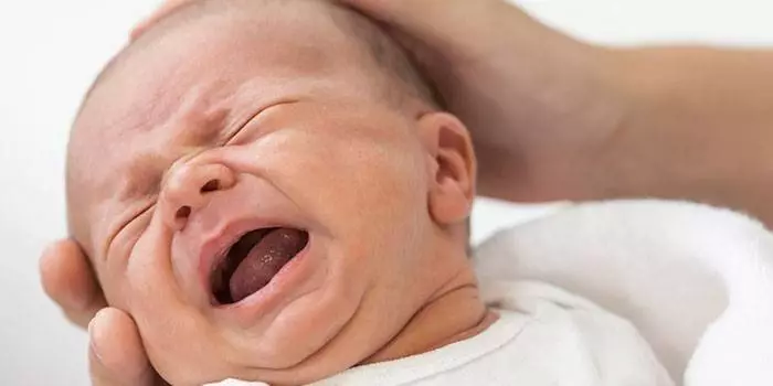 Pasgeboren baby huilt
