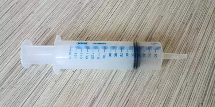 Ang disposable nga plastik nga syringe ni Janet