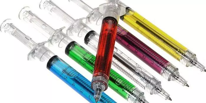 Ang syringe pen nga adunay mga likido nga lainlaig kolor