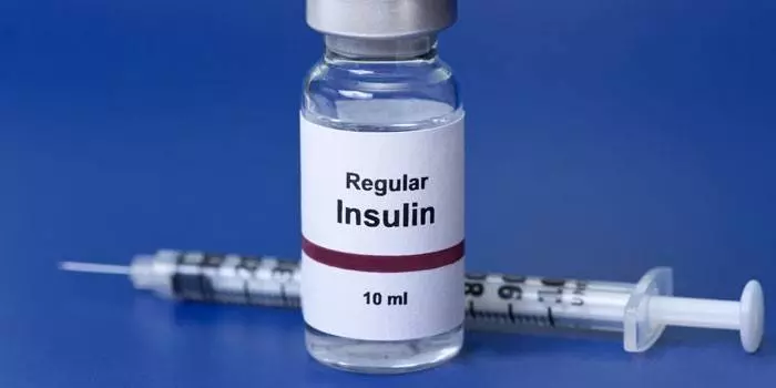 Insulini ninu igo kan ati syringe