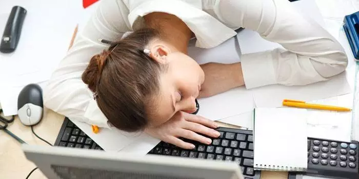Κορίτσι που κοιμάται στην επιφάνεια εργασίας