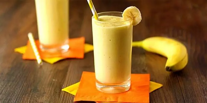 Smoothie bi mûz û oatmeal ji bo kêmkirina kîloyan - feydeyên û recipes bi nîşana kalorî