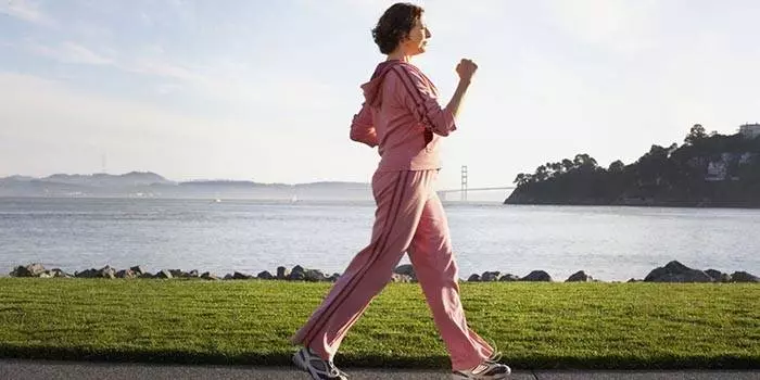 Wanita joging di pagi hari