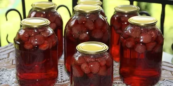 kompot strawberi dan mulberry