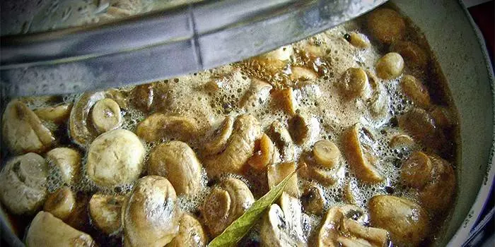 Olu marinated pẹlu ata ilẹ ati ata ni kan saucepan