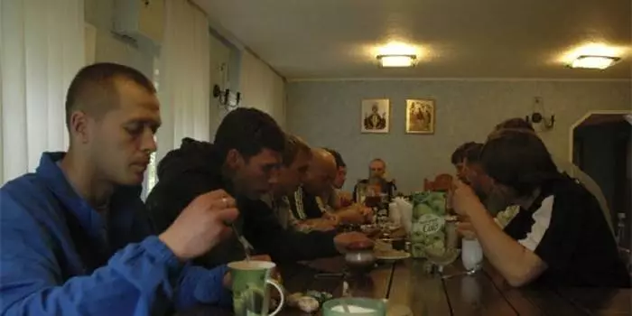 Männer trinken Tee in der Mensa