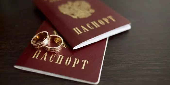 دو پاسپورت و حلقه ازدواج