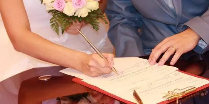 Novomanželia podpísať