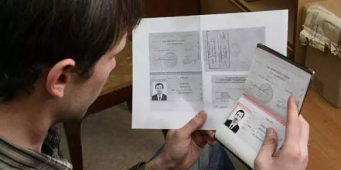 護照和復印件在一個男人的手中