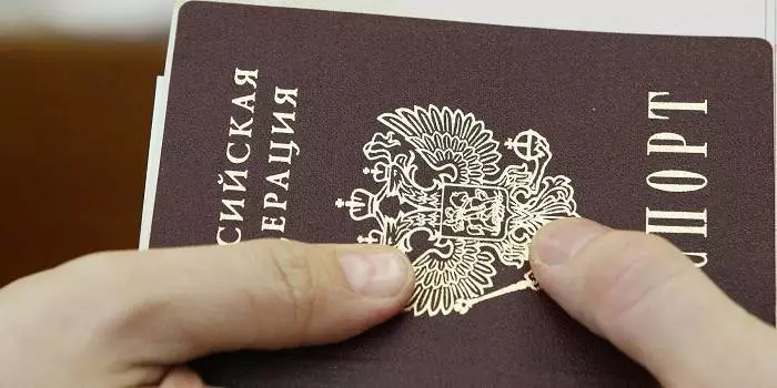 Пасош у руци