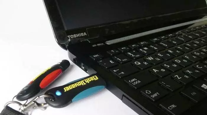 USB flash drive dina laptop