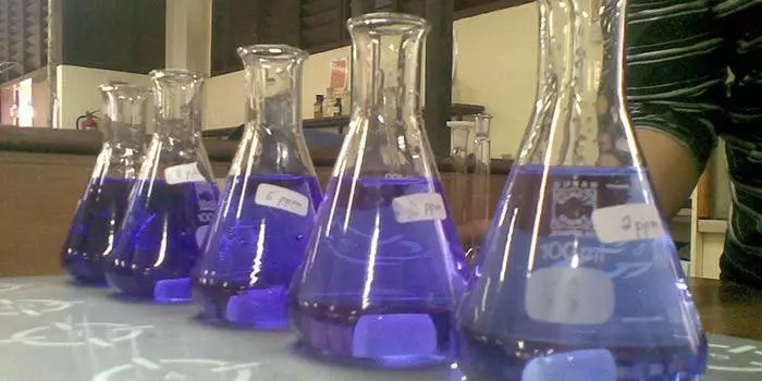 Medikal na solusyon ng methylene blue sa mga flasks