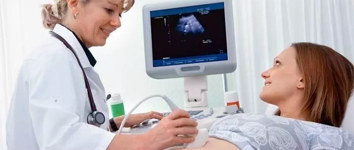 Der Arzt macht dem Mädchen einen Ultraschall