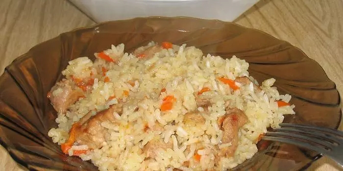 Andam nga crumbly pilaf sa usa ka plato