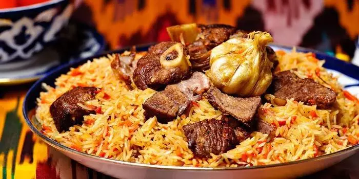 Andam ang Uzbek pilaf sa usa ka plato