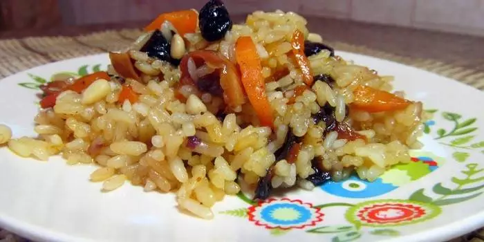 Pilaf met rozijnen en gedroogde abrikozen