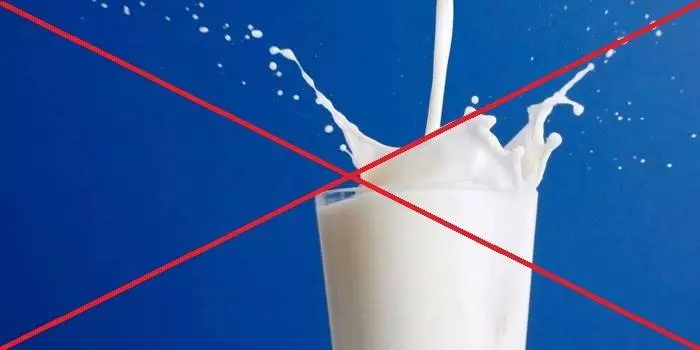 Svītrots piena glāzes attēls