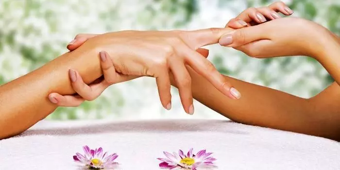 Massage för att stärka naglarna