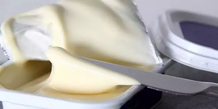 Преработено сирене и нож