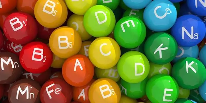 Boules multicolores avec des icônes de vitamines et de minéraux