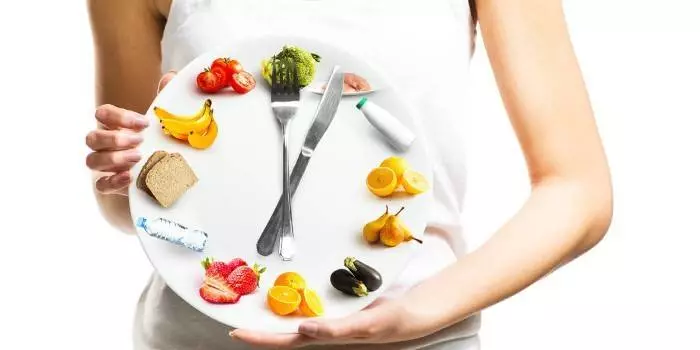 Ragazza con un orologio fatto di generi alimentari