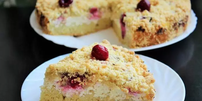 Shortcrust cake stuffed with cottage cheese and cherries