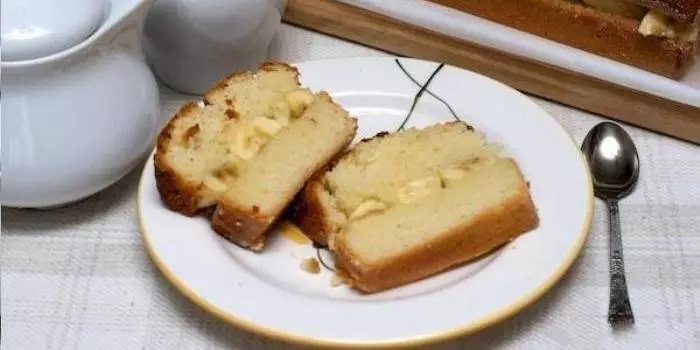 Dvije kriške pite punjene bananom i kondenziranim mlijekom na tanjuru