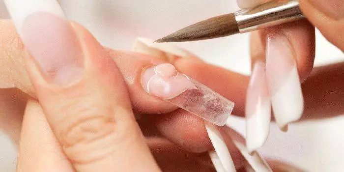 न nails मा एक्रिलिक लागू गर्दै