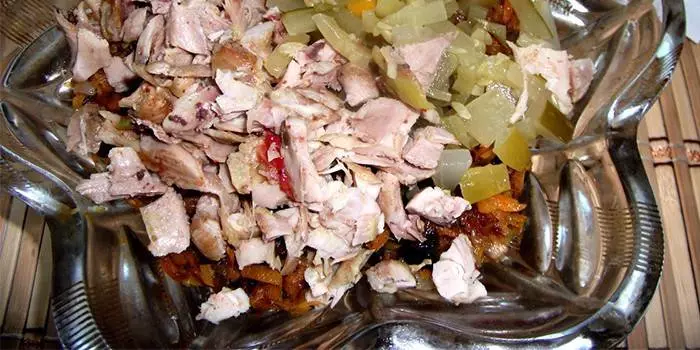 Ingrediente pentru salată Obzhorka într-un castron de salată