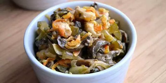 Salade Obzhorka aux cornichons, champignons et poulet