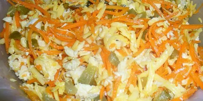 Salade prête Obzhorka avec poitrine de poulet et carottes coréennes