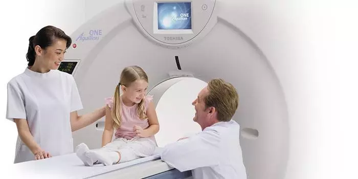 Kuracistoj kaj knabino en MRI-maŝino