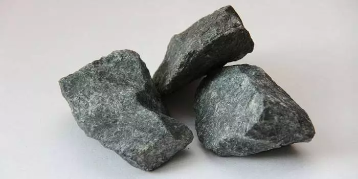 Три дунитски камъка