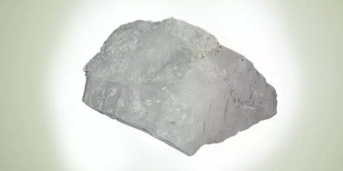 Krystal bílého křemene