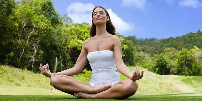 Yoga ni ile fun awọn olubere: awọn ẹkọ ati awọn adaṣe