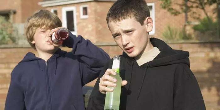 Teenagere drikker alkoholiske cocktails