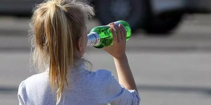 Fille avec une bouteille de bière