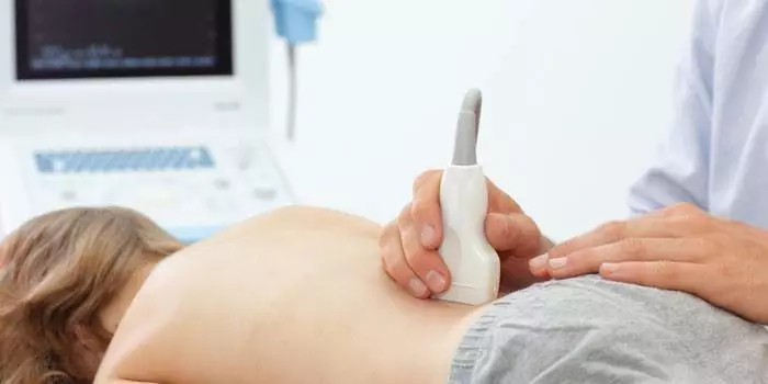 Intombazana yenza i-ultrasound yezintso